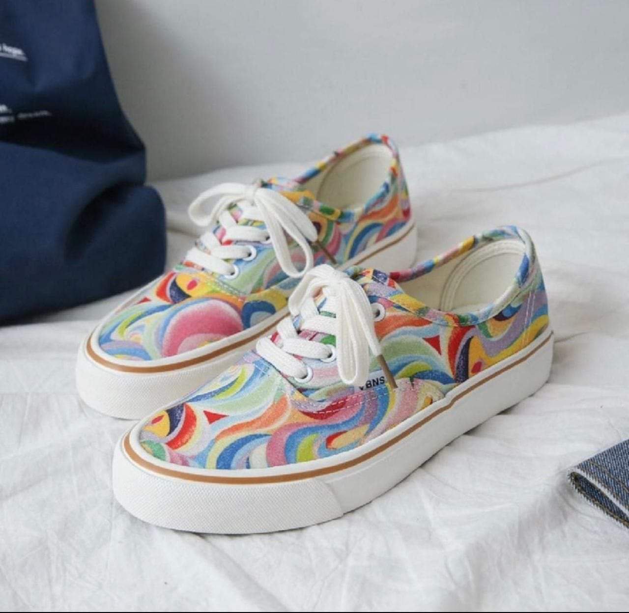 Low top canvas shoes. – Panda