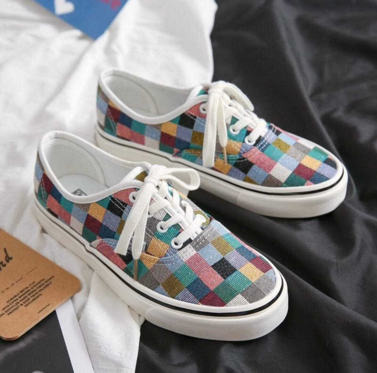 Low top canvas shoes. – Panda